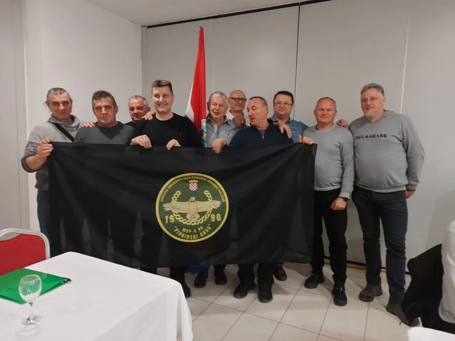 | Okupljanje pripadnika „PJP Pionirski grad 1990“ u Sisku