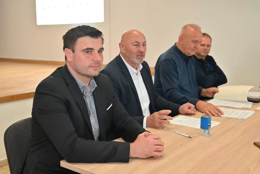 | Počinje izgradnja ceste koja povezuje Sisak i Rugvicu