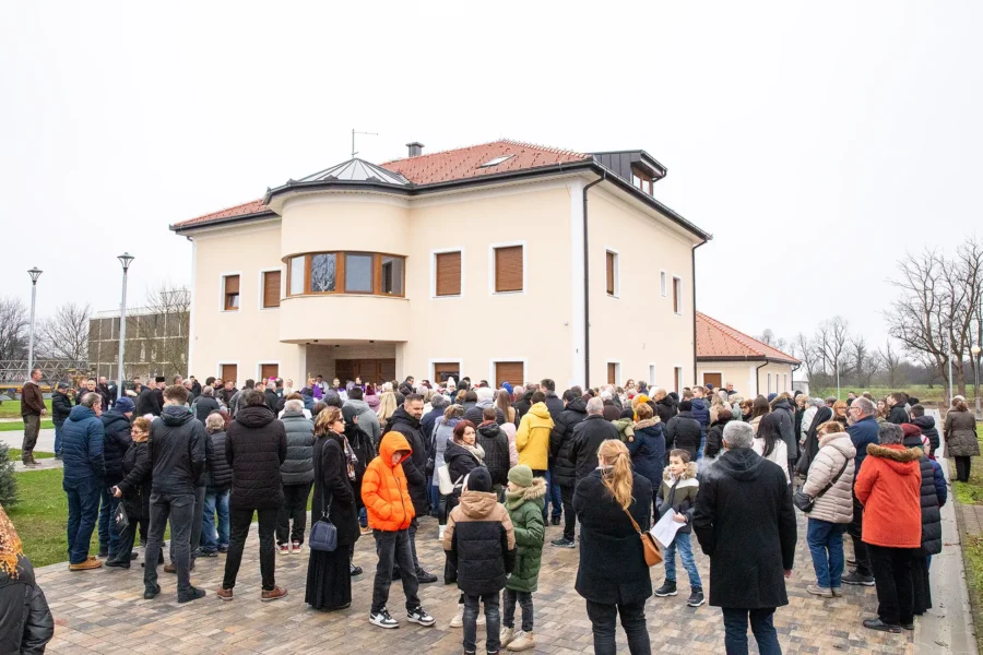 | U Glini blagoslovljena nova župna kuća, pastoralni centar i prostor ...